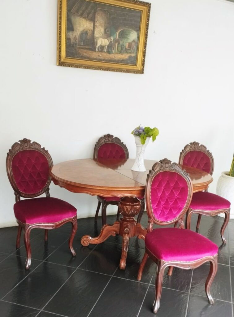 Antique, Extendable Dining set, Table 4 Stuhls – Milele Antiques